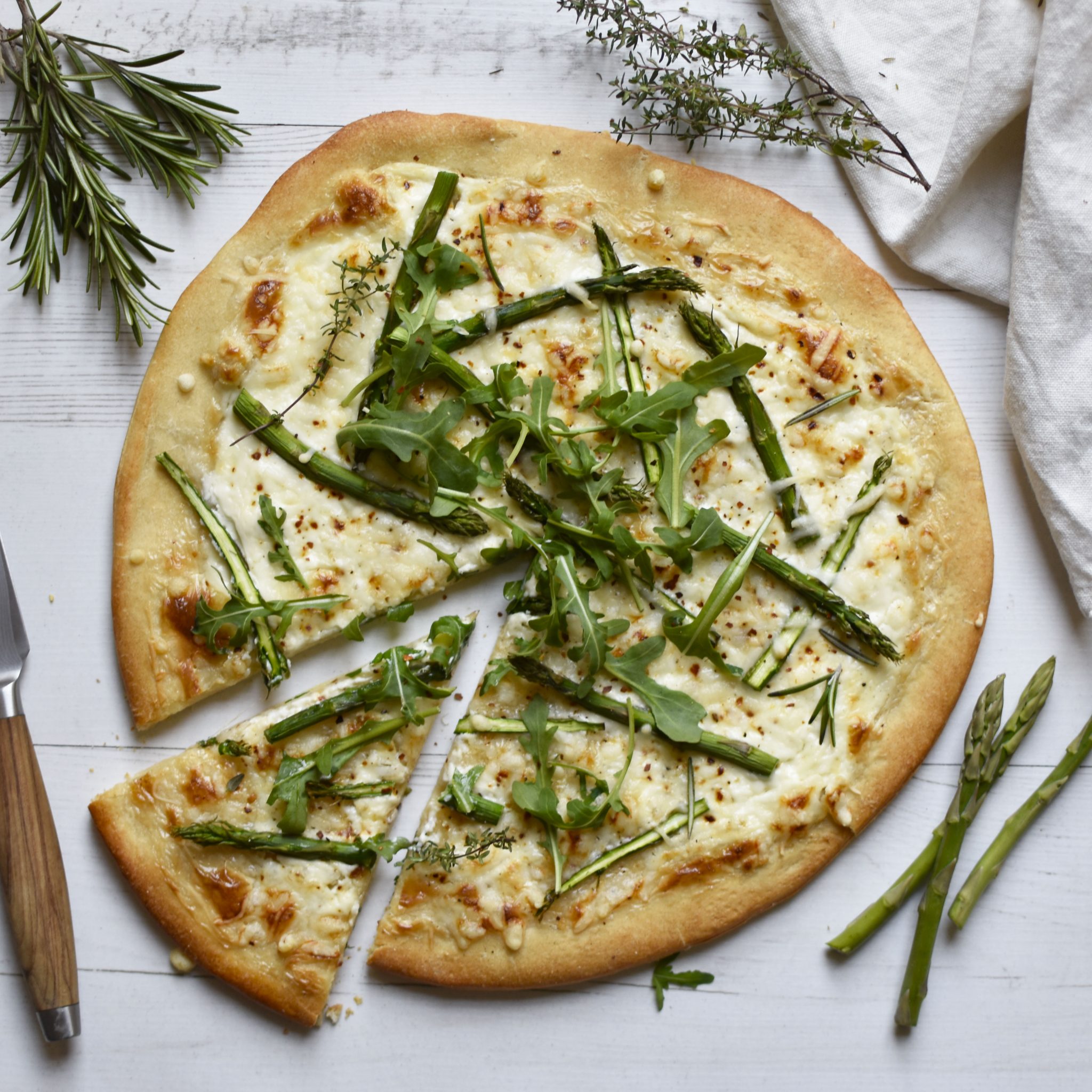 Pizza with mascarpone and green asparagus - Anne Travel Foodie